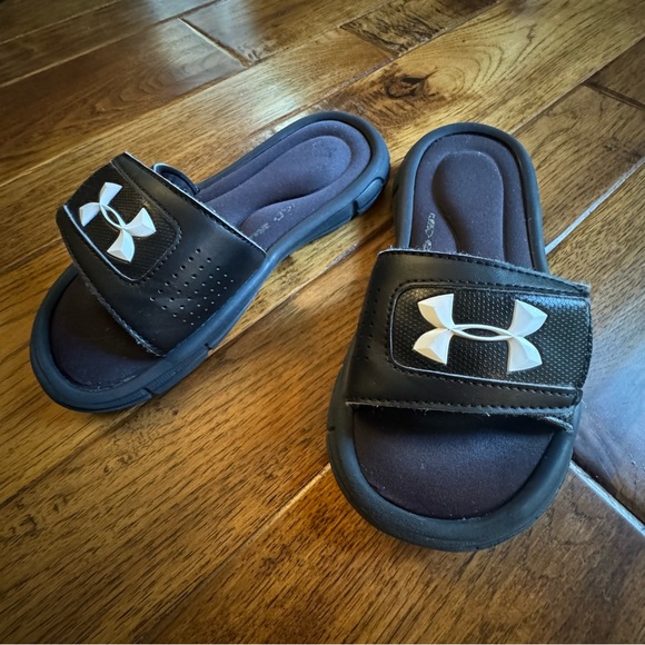 Under Armour | Shoes | Under Armour Black Cushioned Slides Sz 2 | Poshmark